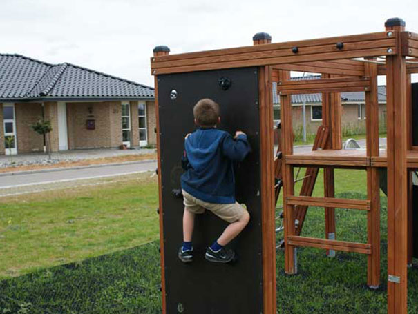 Leo Earth Nature | Europe Playgrounds